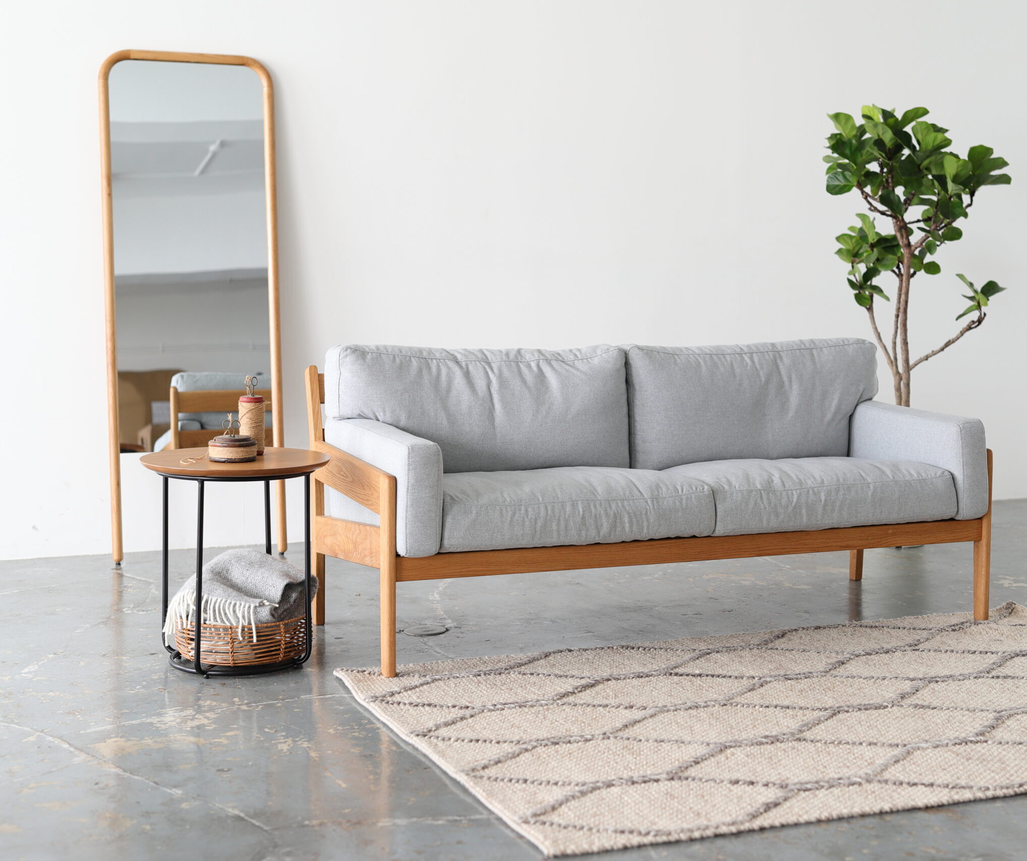 部屋を広く見せたい！そんなときはウォールミラーを置いてみよう！ | FALT Furniture